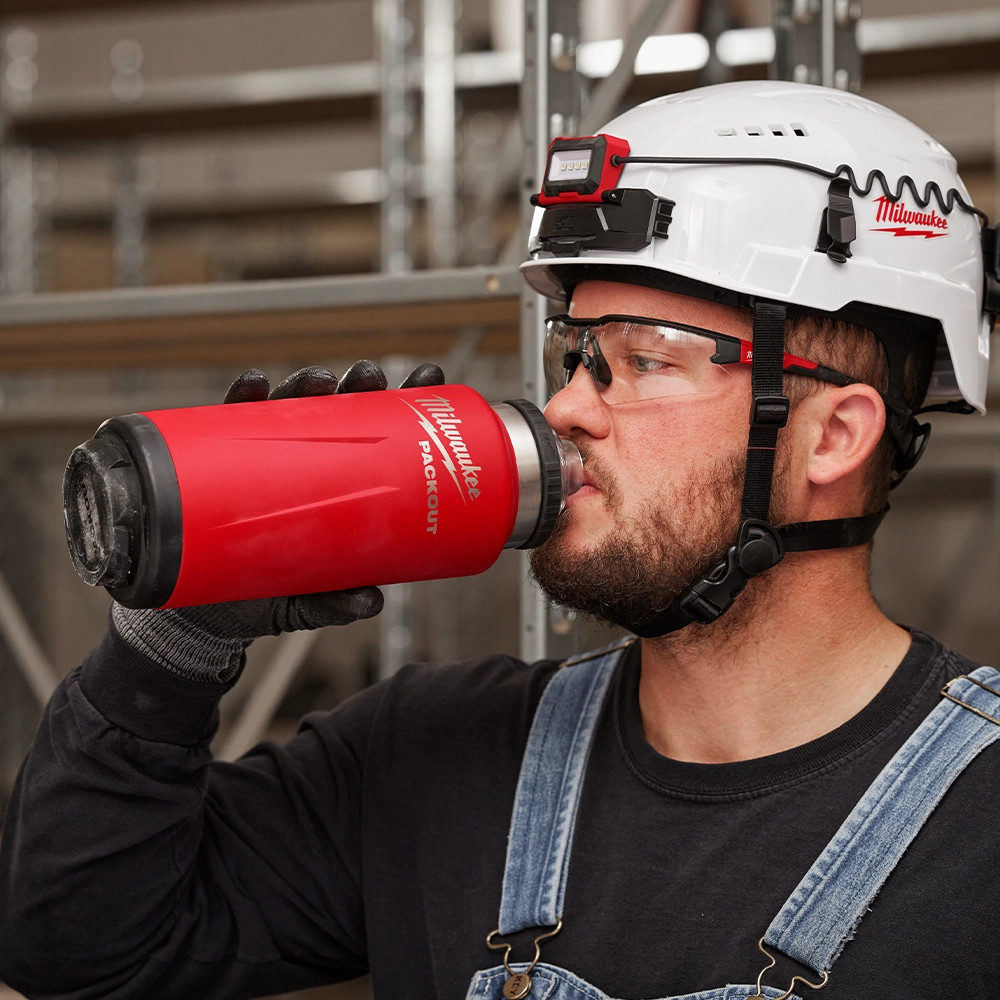 Milwaukee PACKOUT Bottle 1065ml Chug Lid Red | Milwaukee Flasks & Mugs ...