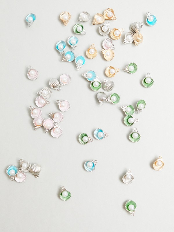 Clam Shell with Pearl Bra Pendant