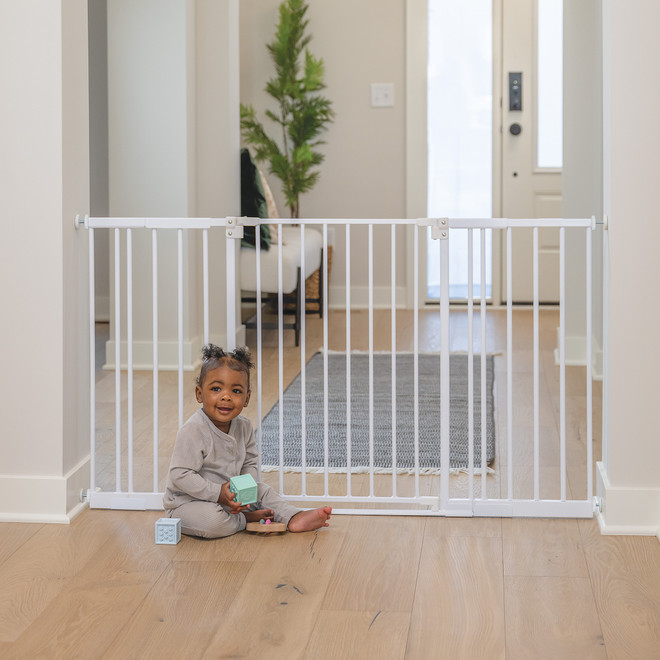 Toddleroo by North States StepSafe Extra-Wide Auto-Close Gate White ...