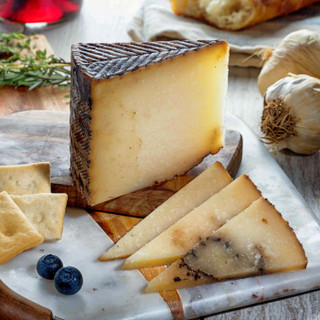Sheep Cheese with Black Garlic - Tienda Delicias