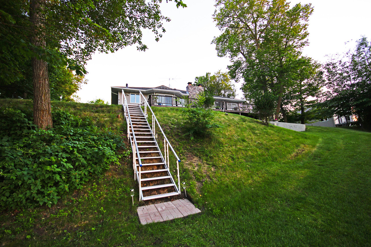 Pivoting QuickSteps with Handrail - The Shore Shack