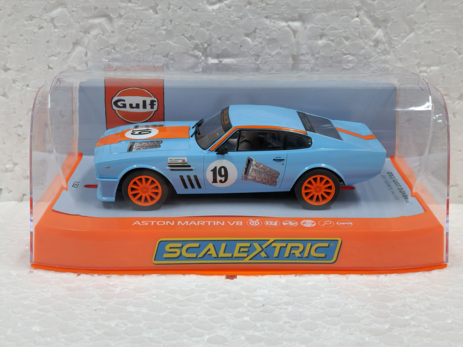 C4209 Scalextric Aston Martin V8 Gulf Edition Rikki Cann Racing, #19 1: ...