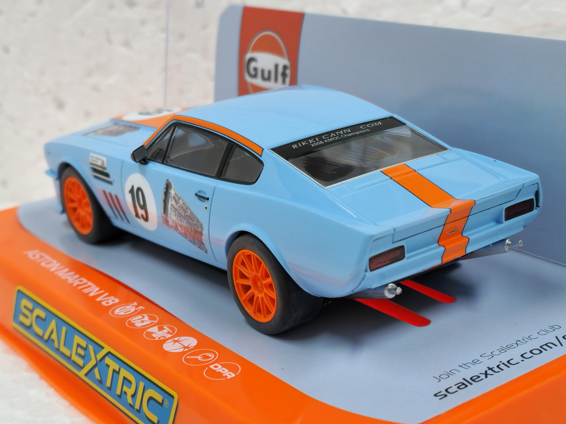 C4209 Scalextric Aston Martin V8 Gulf Edition Rikki Cann Racing, #19 1: ...