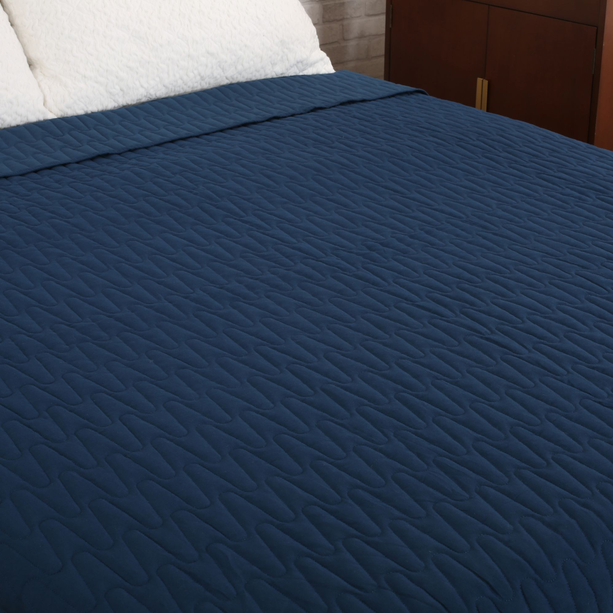 86" x 86" Navy Blue Contemporary Wave Double Bed Quilt | Christmas Central