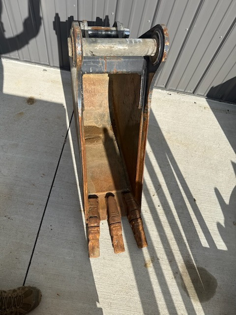 Case 12″ Backhoe Bucket | 48046506