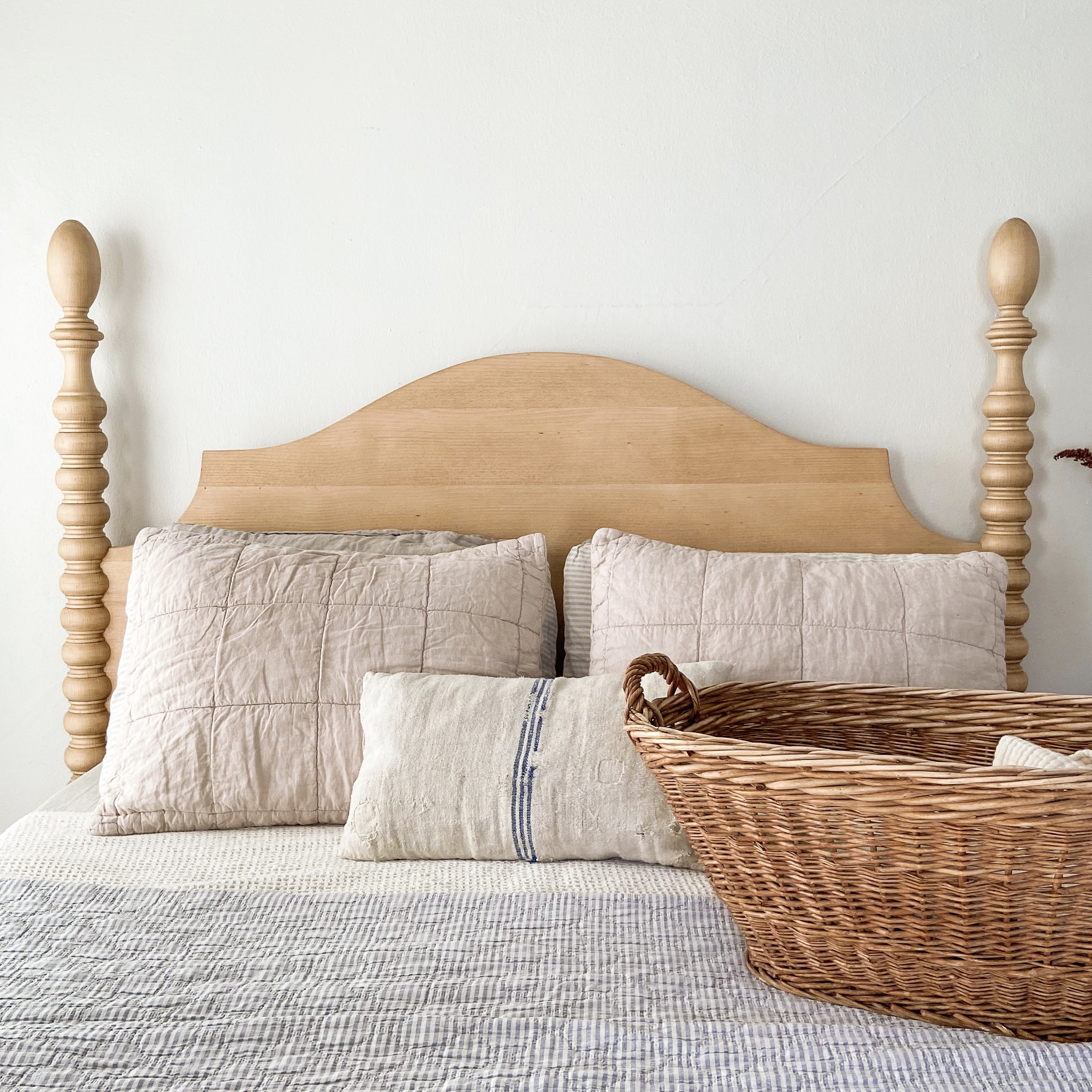 Pine wood spindle archer bed store