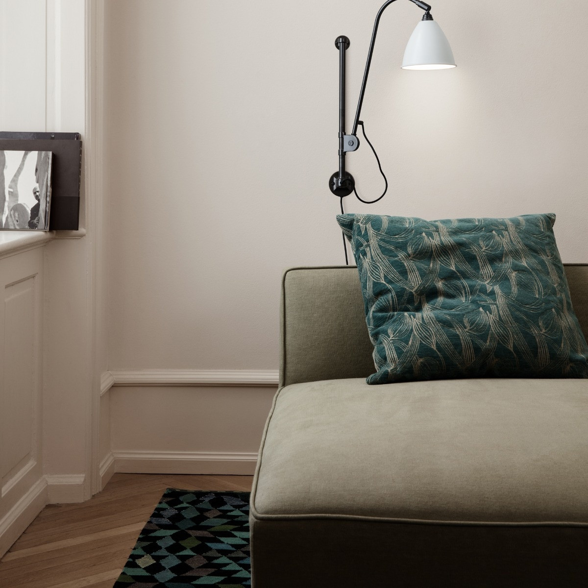 Modern Line Daybed by Gubi - Elegant & Comfortable Lounging Solution
