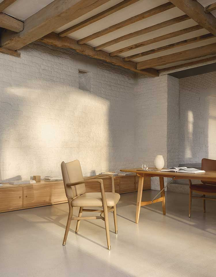 VLA61 Monarch Chair - Lekker Home