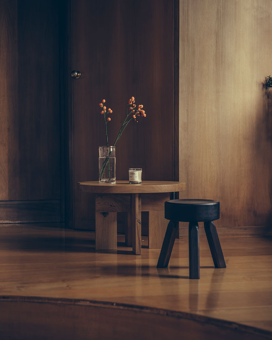 Farmhouse Pond Side Table - Elegant Solid Oak Accent for Your Home