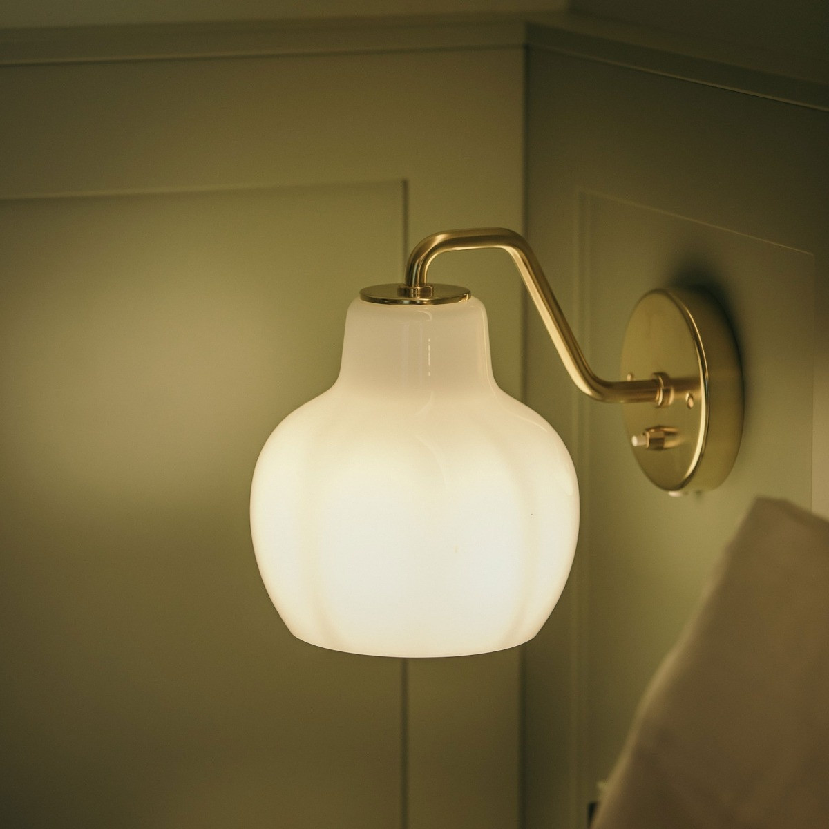 VL Ring Crown Pendant by Louis Poulsen - Timeless Elegance in Modern ...