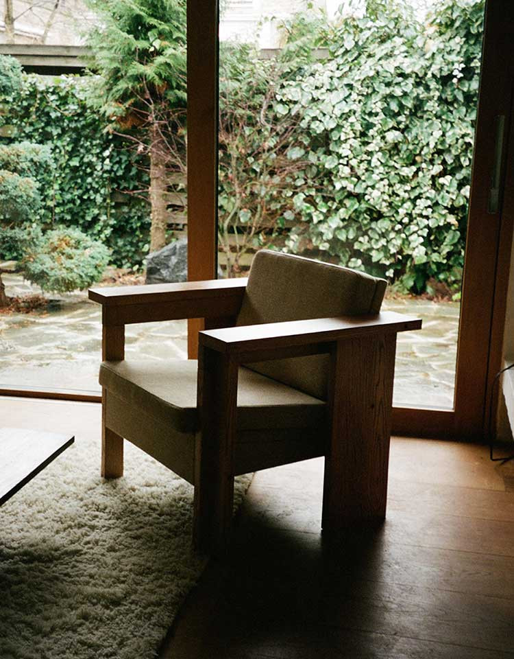 Symmetry Lounge Chair by FRAMA | Timeless Design & Comfort