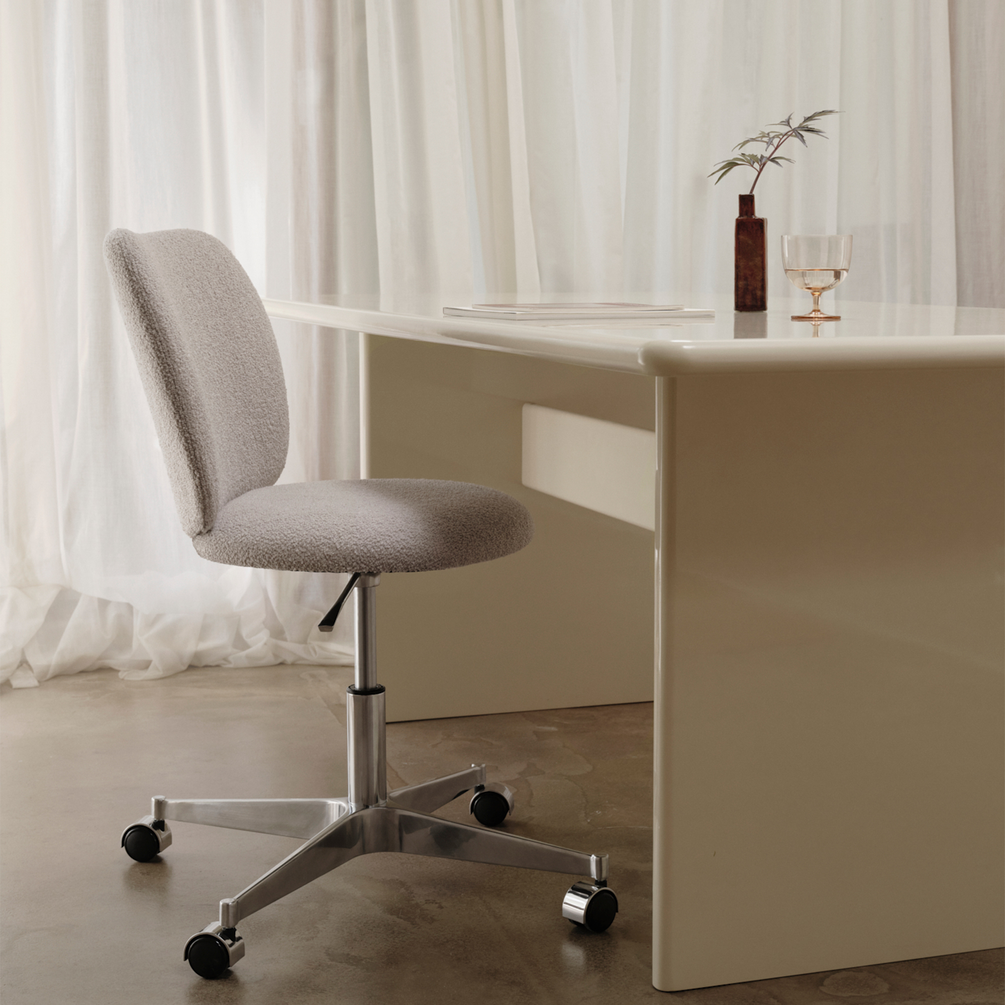 Day Swivel Chair by Gärsnäs - Stylish & Ergonomic Adjustable Desk Chair ...