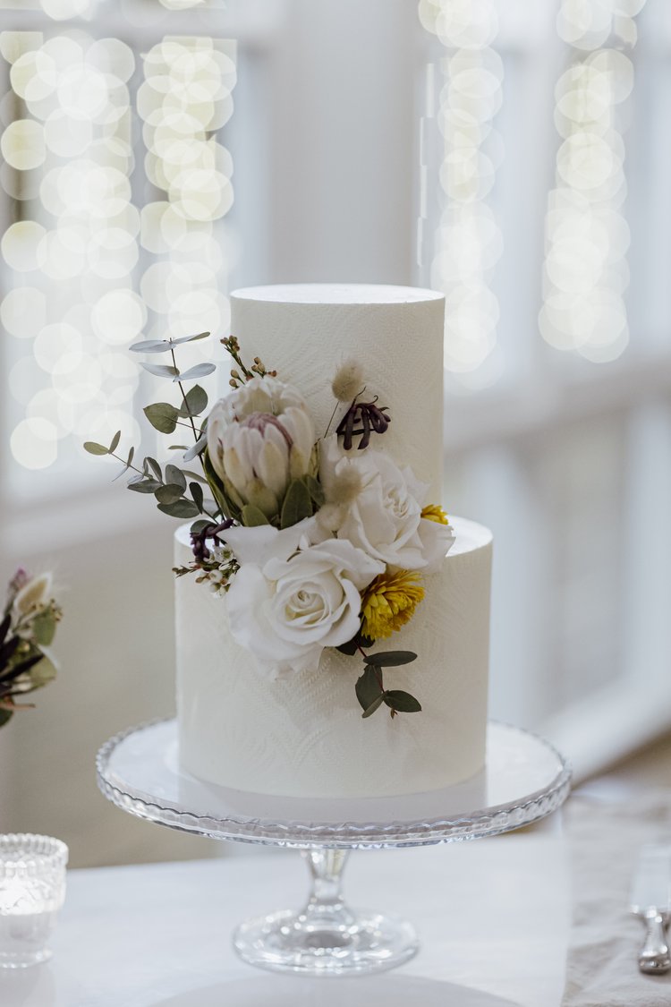 Our Favourite Winter Wedding Cakes For 2024 - Elegant Bomboniere