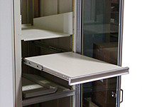 Pull-out shelf for datacenter racks