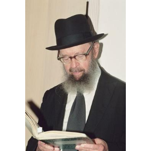 8x10 Portrait Rabbi Miller with Notebook - Simchas Hachaim Publishing
