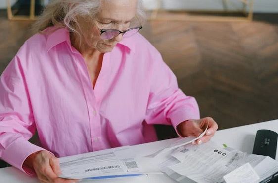 When and Why Seniors Should Hand Over Control of Their Finances ...