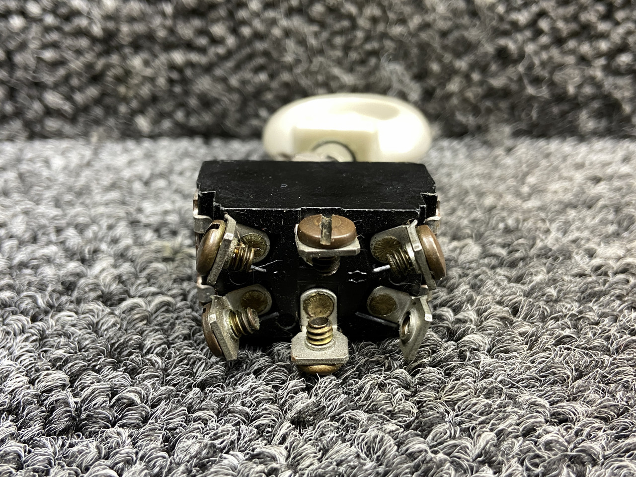 487-936 Piper PA32R-301 Landing Gear Toggle Switch (Grey Knob) For Sale