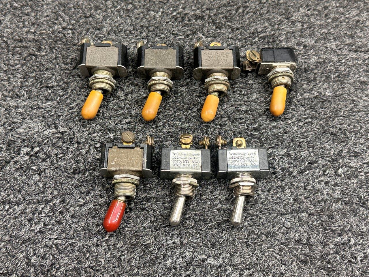 Piper PA24-400 Und Lab and Carling Toggle Switch (Set of 7) For Sale