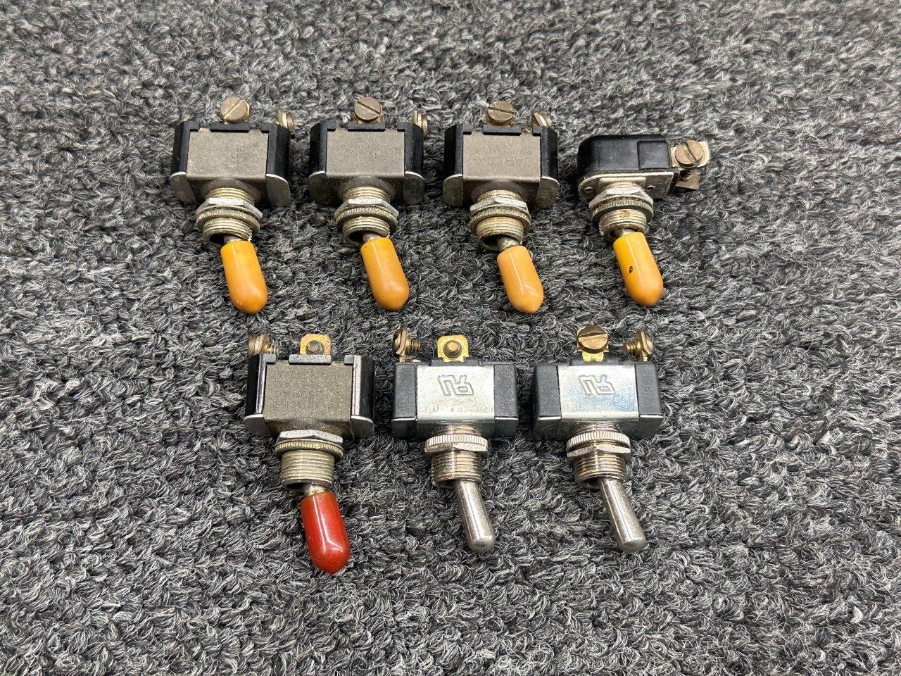 Piper PA24-400 Und Lab and Carling Toggle Switch (Set of 7) For Sale