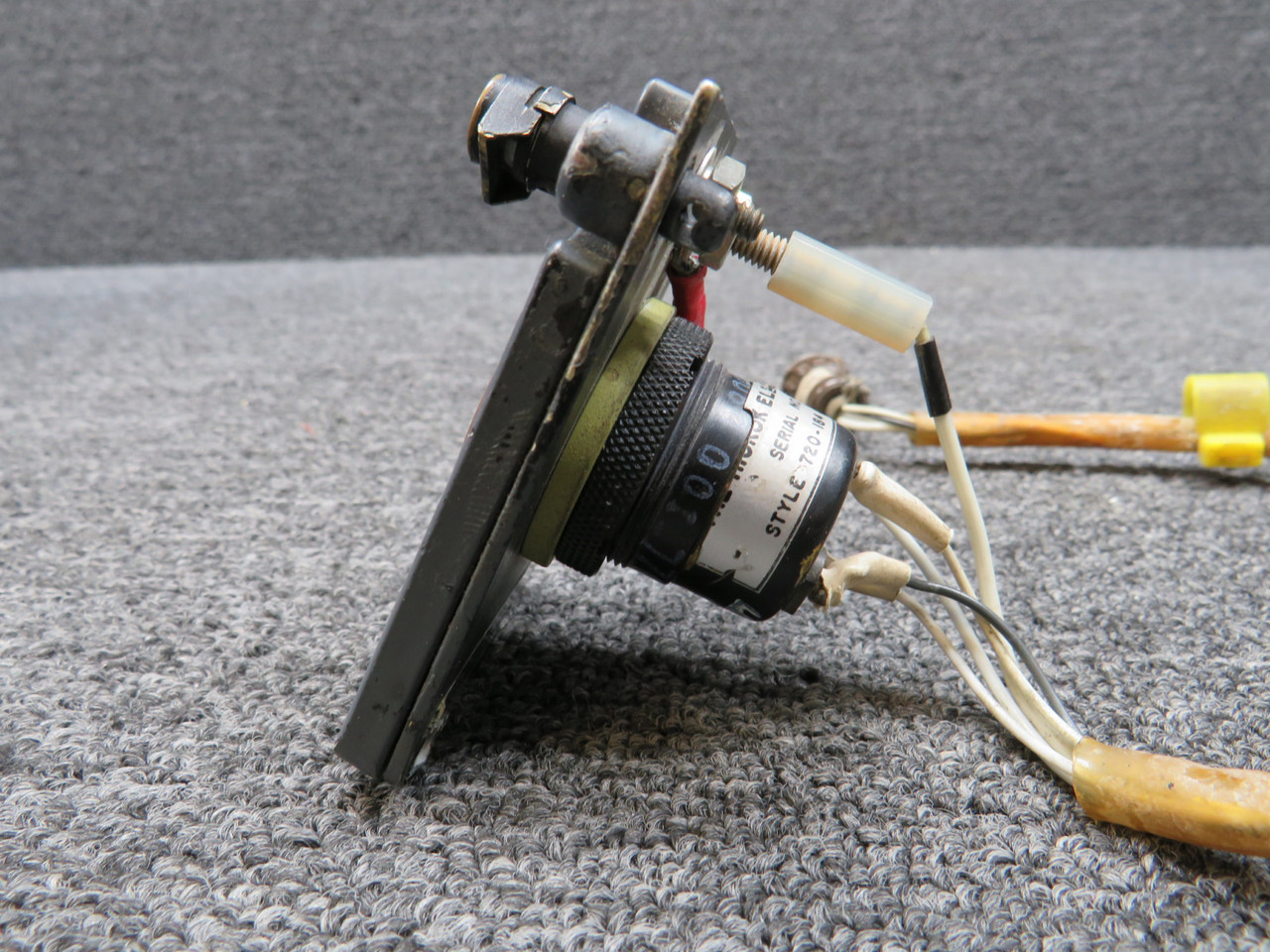 720-184 (Alt: 6608101-3) Hickok Cabin Temp Indicator Comes with Mount ...