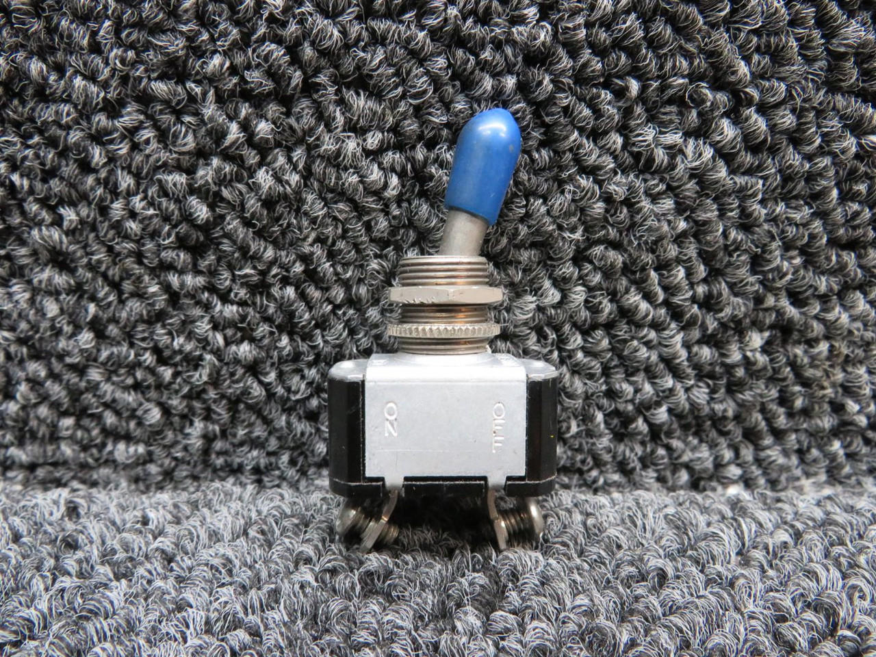 MS35058-22 (Alternate: 8801K22) Cutler-Hammer Toggle Switch