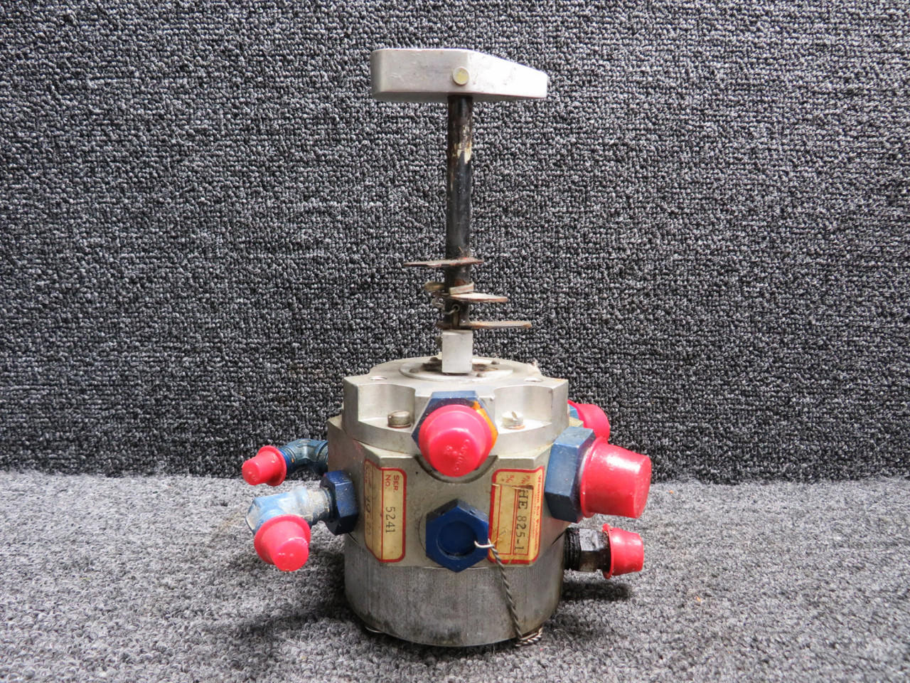 HE825-1 H and E Fuel Selector Valve with Shaft & Handle