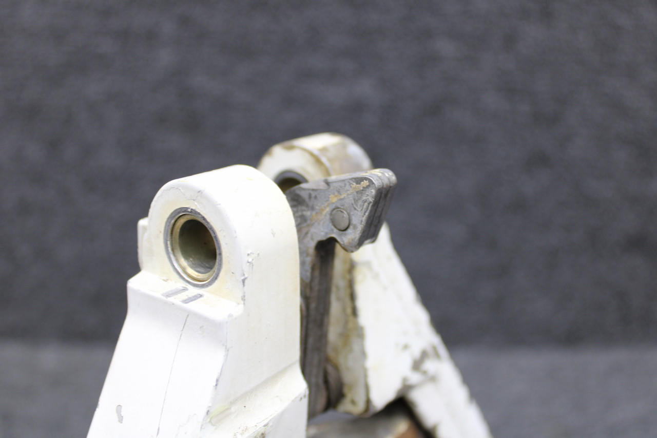 40280-000, 85166-002 Piper PA31-350 LH Main Gear Side Link with Hook ...