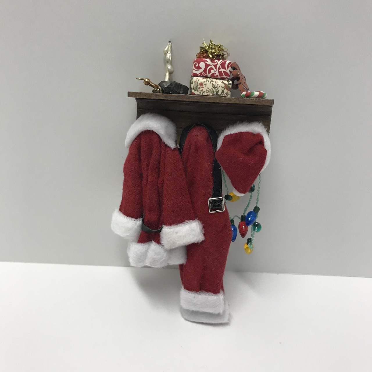 SB727 - Santa Wall Rack - Jeepers Dollhouse Miniatures