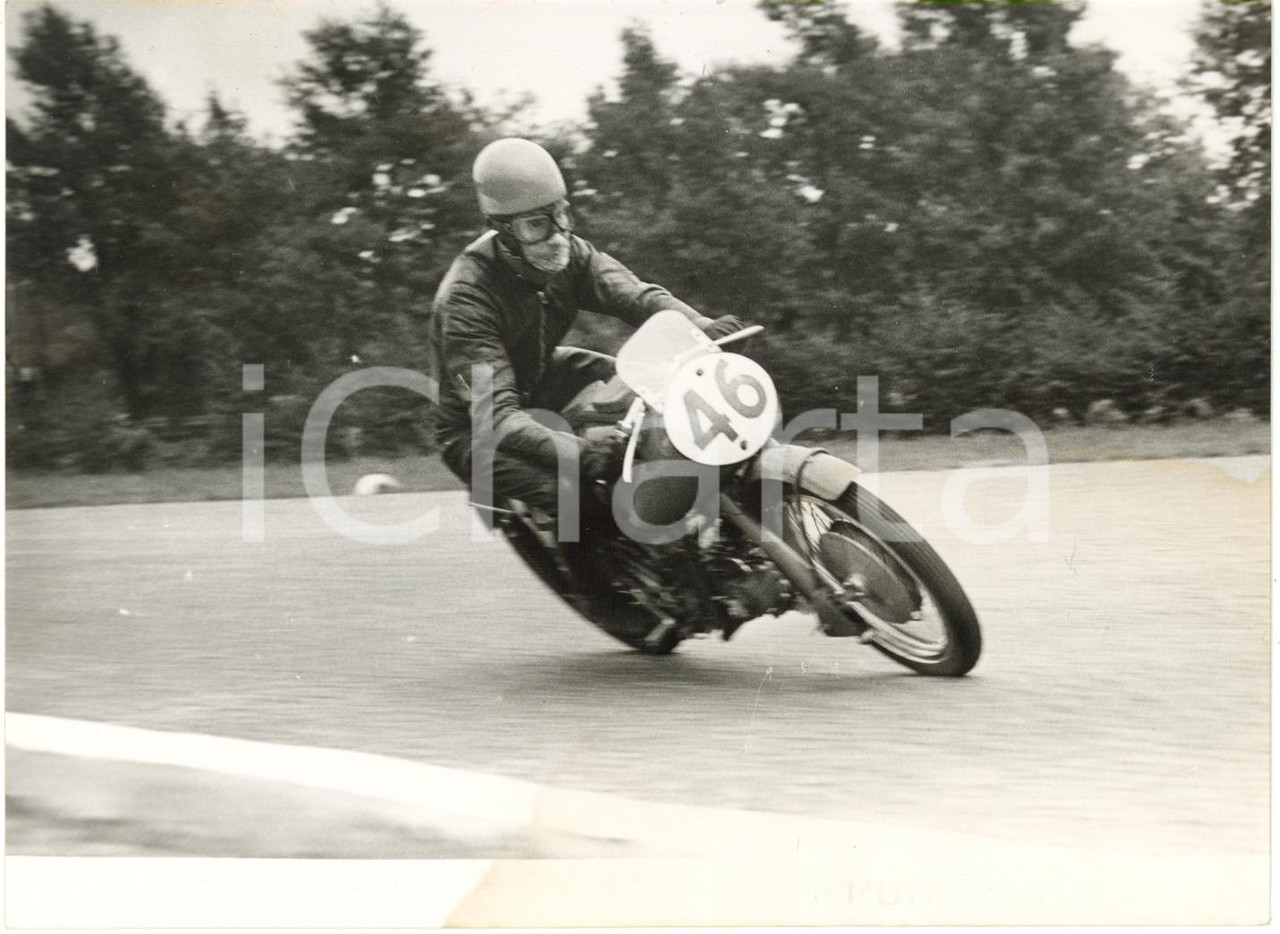 1955 ca AUTODROMO DI MONZA - Enrico LORENZETTI in gara su MOTO GUZZI (2 ...