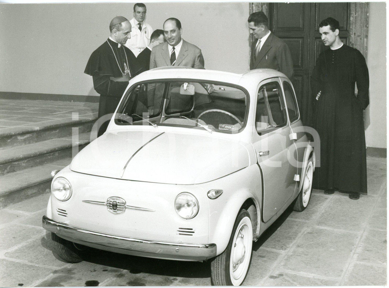 1957 MILANO Presentazione nuova FIAT 500 a mons. Giovanni Battista ...