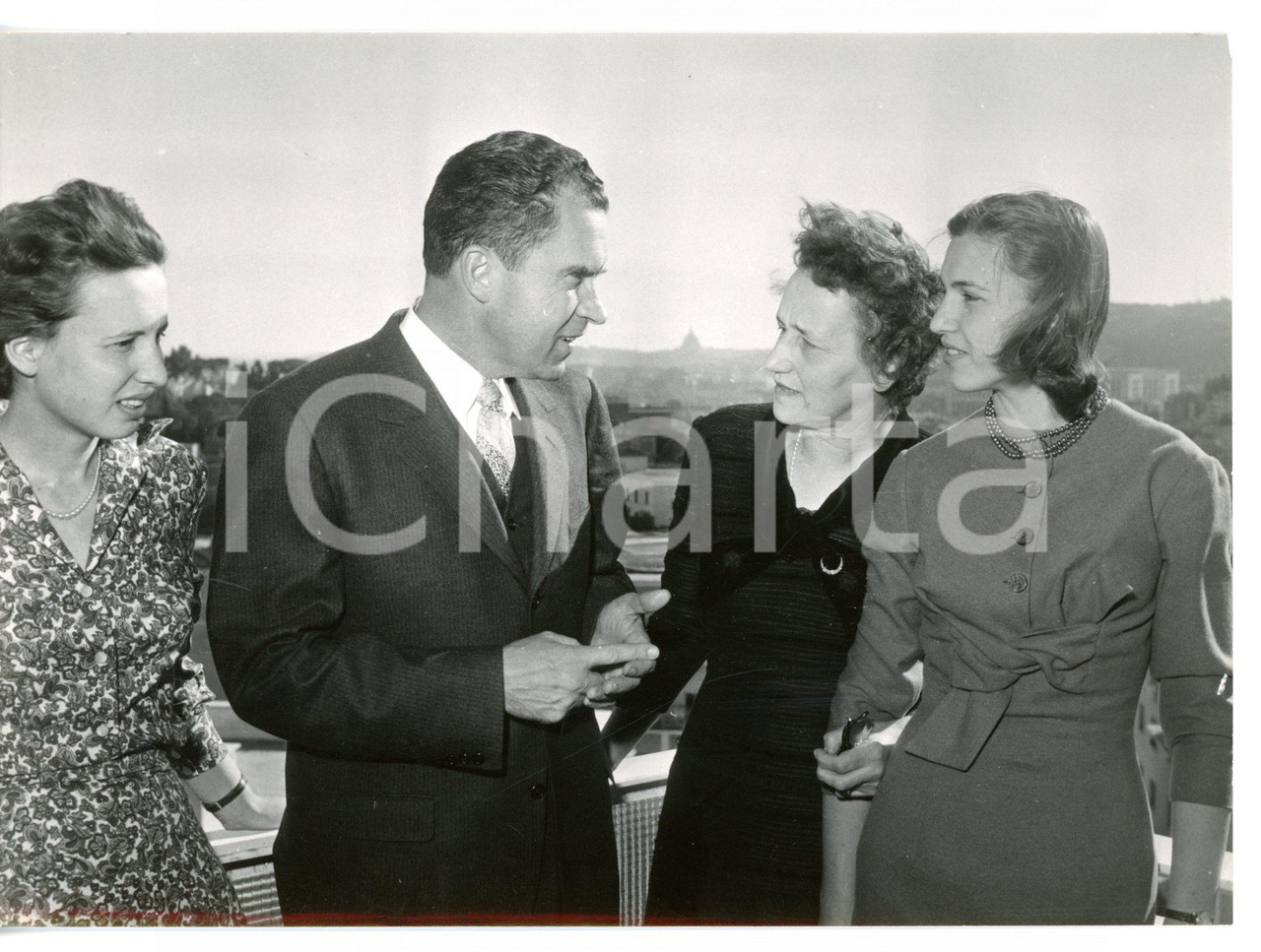 1957 ROMA Richard NIXON con Francesca ROMANI vedova di Alcide DE GASPERI