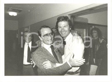 1985 ca ROMA Studi Rai - Ritratto di Enzo TRAPANI abbraccia Gianni ...