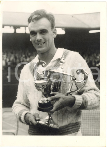 1953 LONDON WIMBLEDON Tennis - Winner Vic SEIXAS holding the cup (1) *Photo