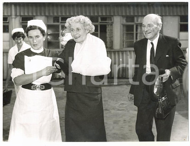 1959 AMERSHAM HOSPITAL Clement ATTLEE and his wife Violet with a broken arm