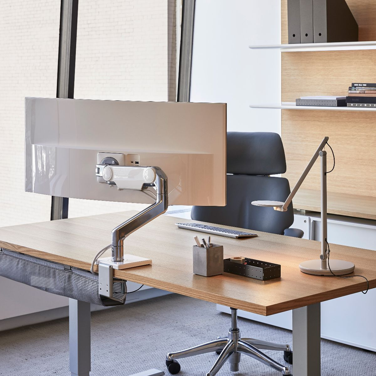 Humanscale M10 Monitor Arm | OfficeChairsUSA
