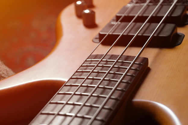 4 String Bass vs. 5 String Bass: What's The Difference? - Strings and ...