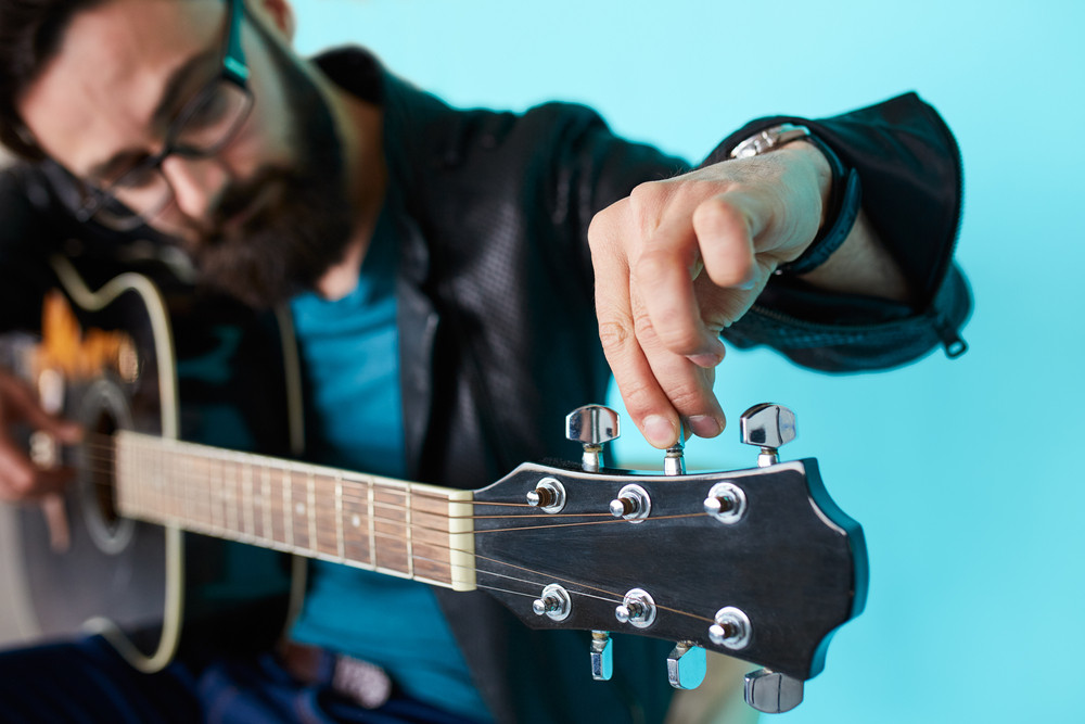 How to tune a guitar - Strings and Beyond