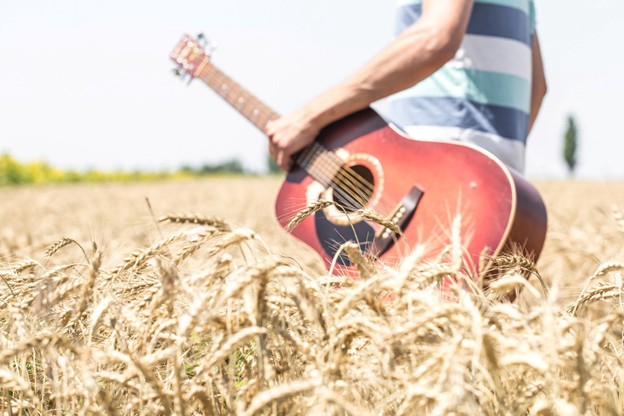 10 Easy Songs Every Beginner Guitarist Should Learn First - Strings and ...