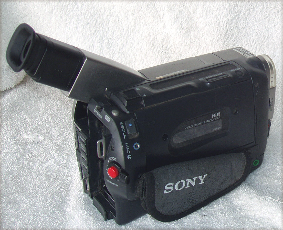 1999 SONY Hi-8 Camcorder Model: CCD TRV66E PAL With Tape (AS IS)