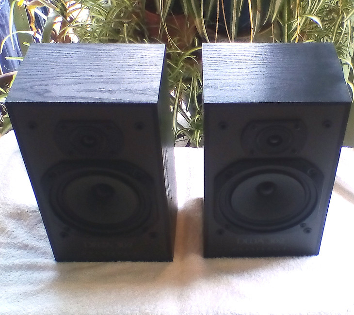 Wharfedale Bookshelf Speakers (2) Delta 30.2 Nice Sound