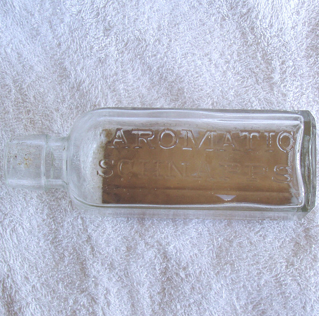 1920 - 30's Wolfes Aromatic Schnapps bottle (small - clear) with label