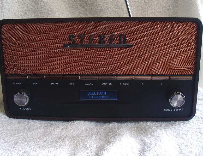 Stereo DAB Mantel Radio with analog FM plus Aux input & Bluetooth