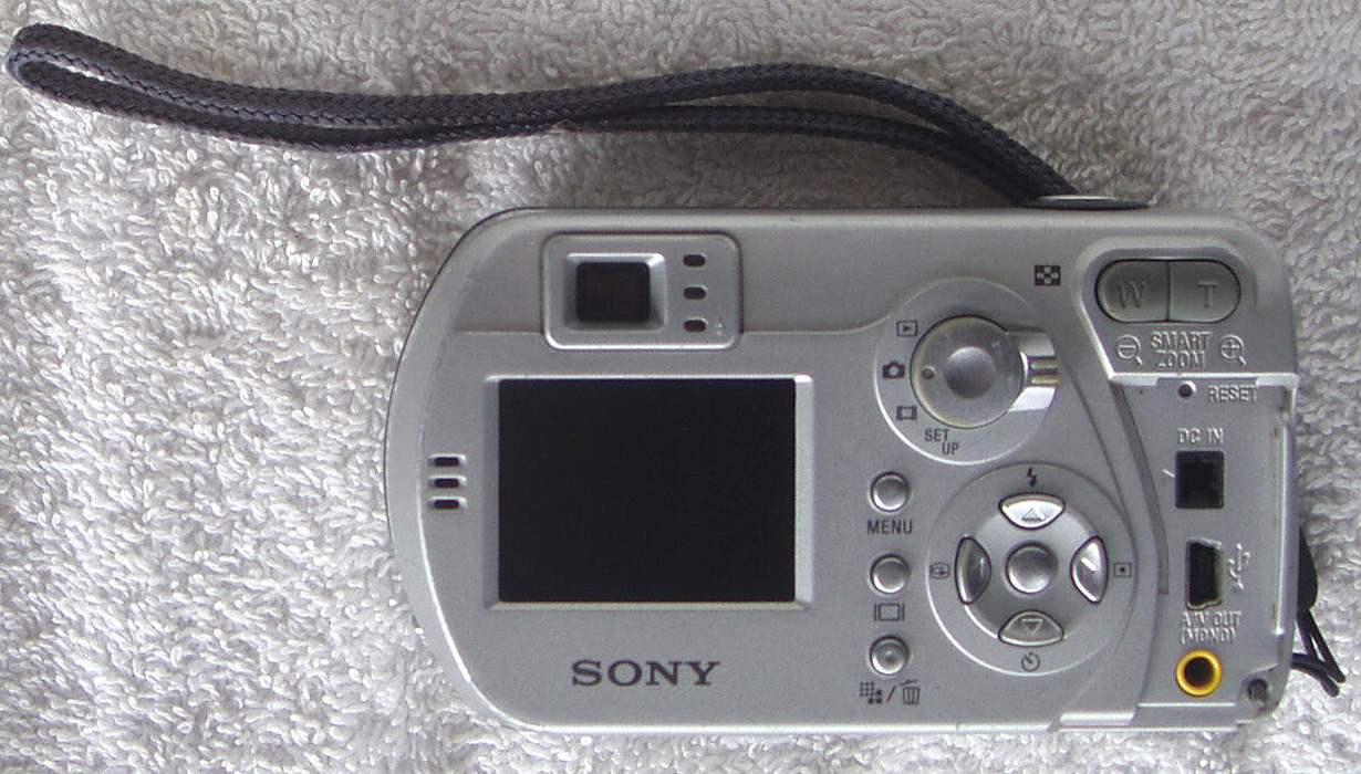 2003 SONY Cybershot Model: DSC-P32 Compact Camera (AS-IS)