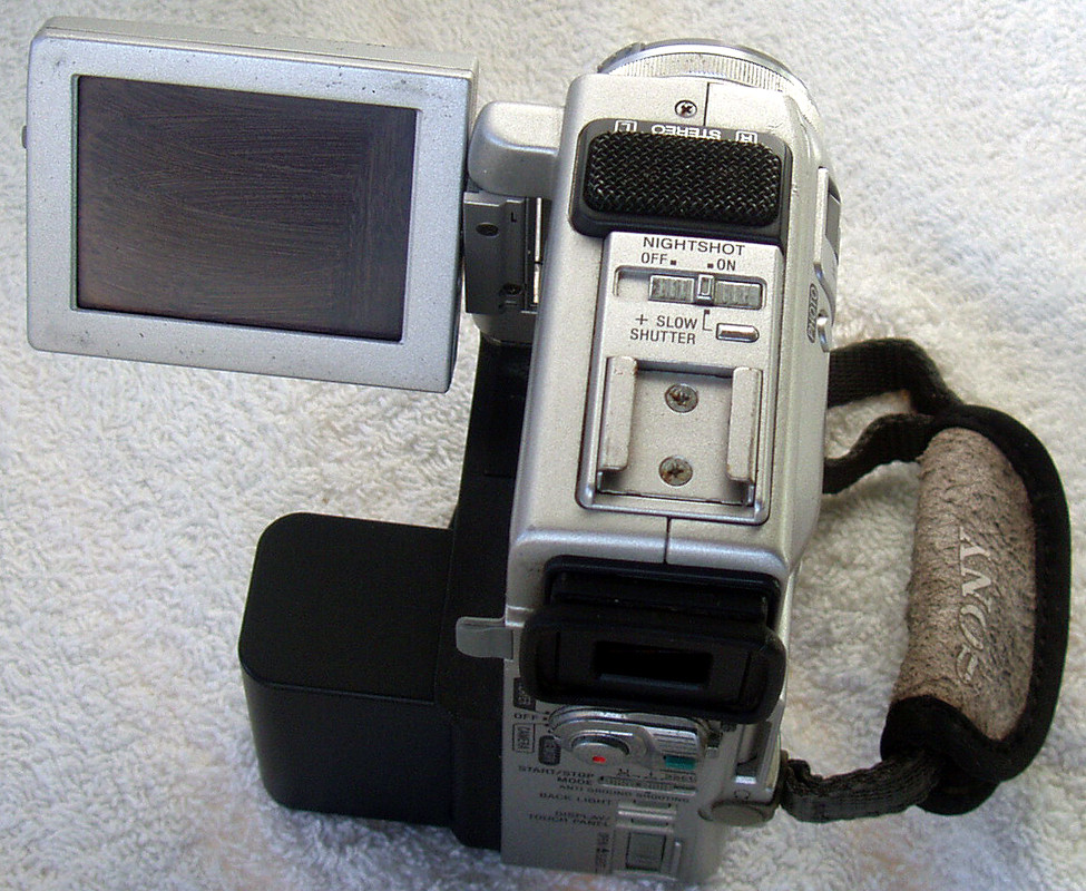 1999 SONY DV Handycam Model: DCR PC3E With Wrist Strap (AS-IS)