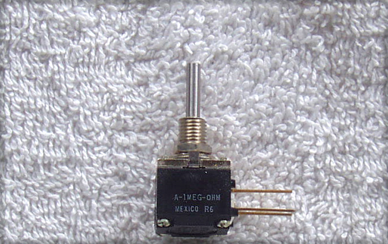 ALLEN BRADLEY 1M Ohm (Log) Miniature Rotary Potentiometer (NEW)