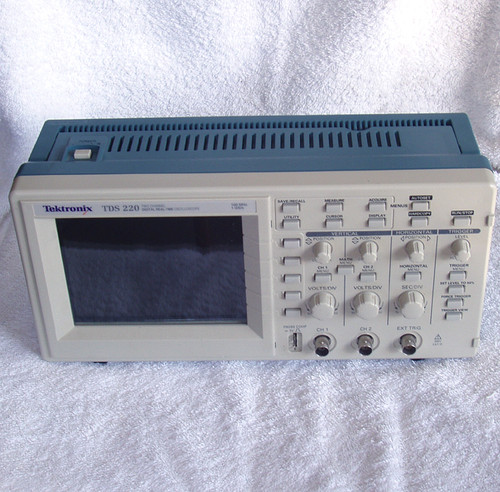 Tektronix Oscilloscope Model TDS220 100Mhz BW 1GS/s Dual Channel