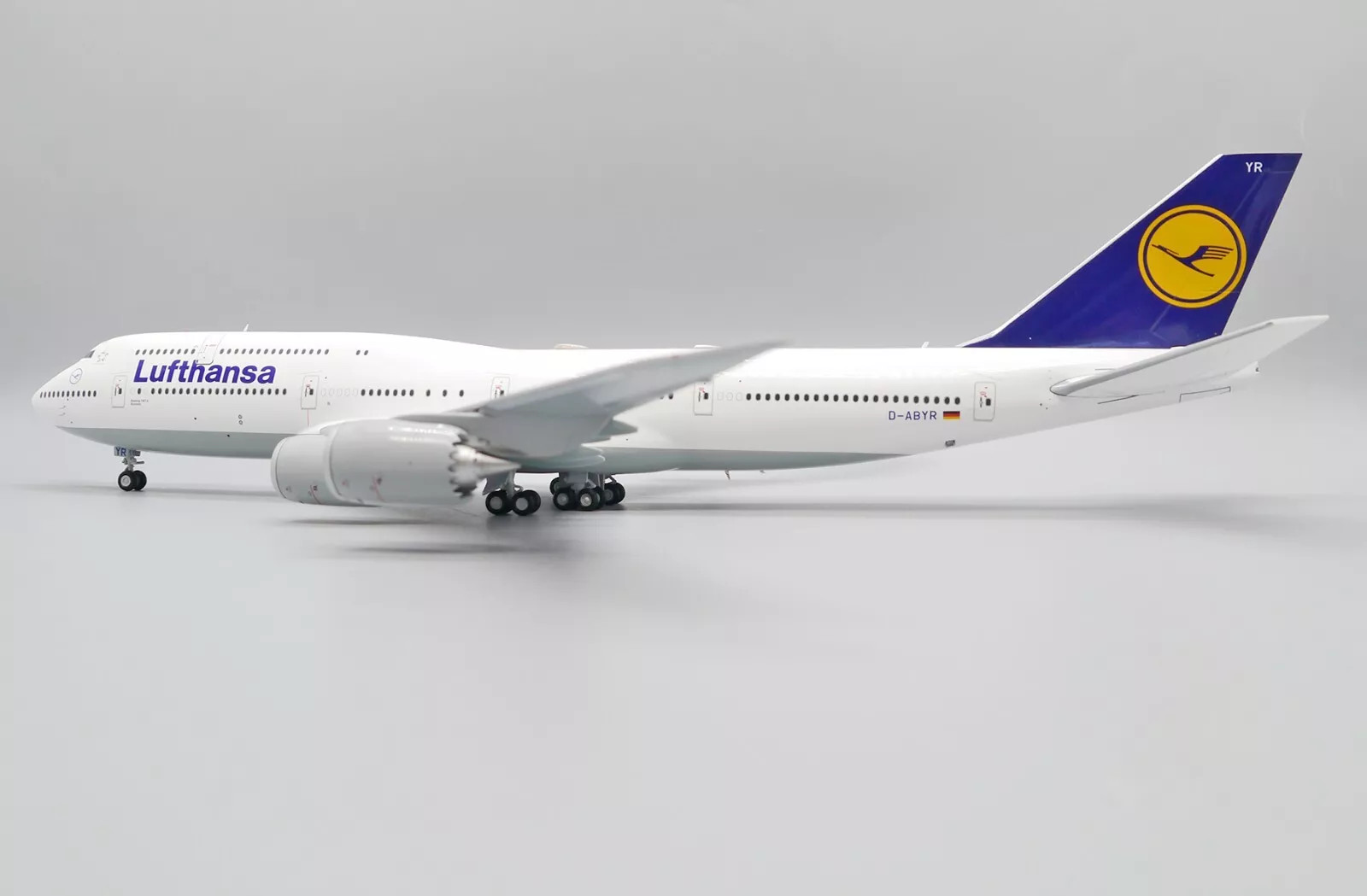 JC Wings Lufthansa Boeing 747-8 D-ABYR Scale 1/200 EW2748003