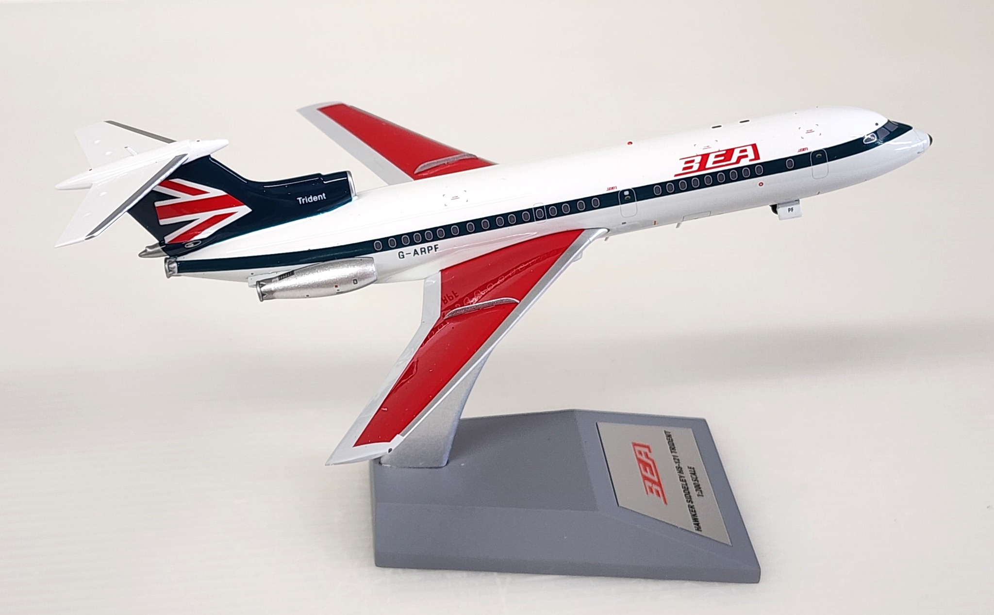 Stylish Desk Décor: The Appeal of Diecast Model Aircraft Airspotters ...
