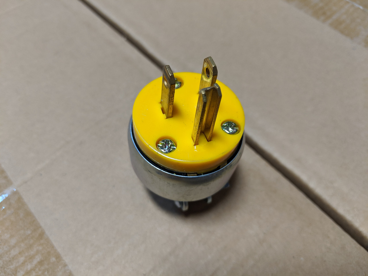 (NA-2867) Vinyl Armored Plug, 2-Pole 3-Wire Grounding, 15A-125V, NEMA 5 ...