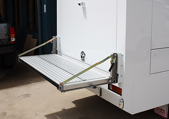 Lyco Loader Manual Tailgate Lifter - Standard | Healy Group